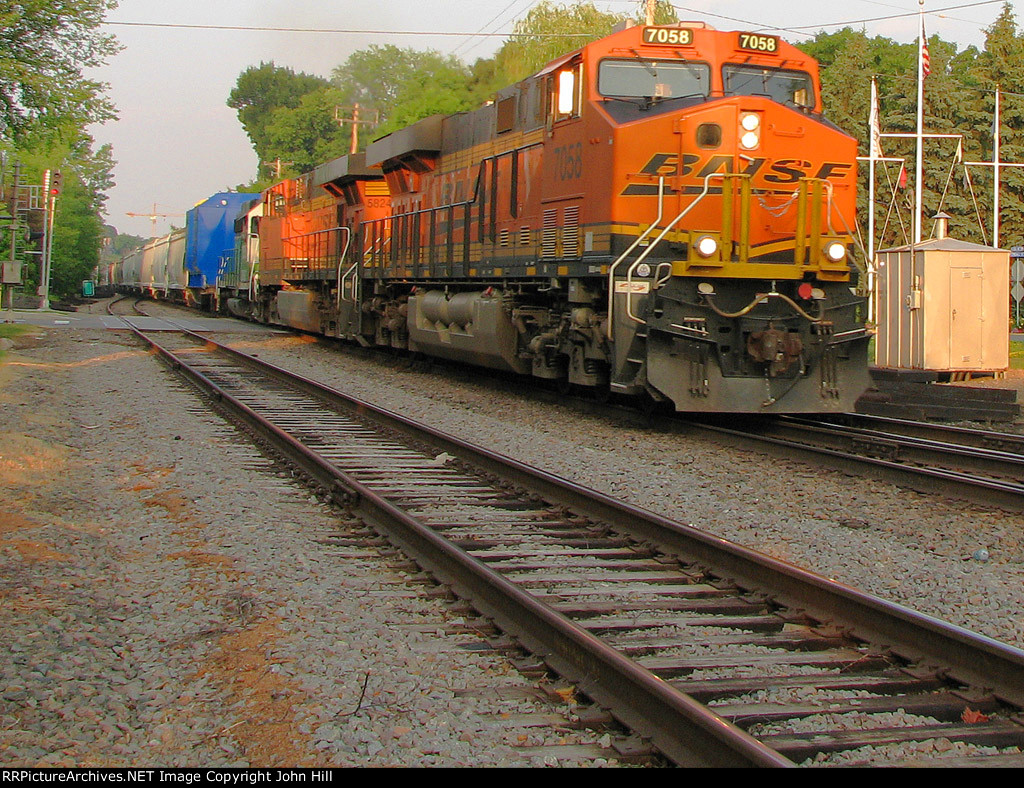 130710013 Westbound BNSF Northtown to Lincoln train with special high-wide load QTTX 131042